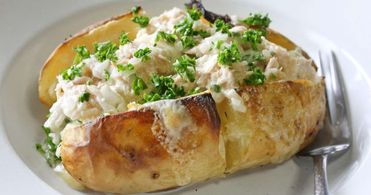 Batata recheada com atum: receita pronta em 30 minutos