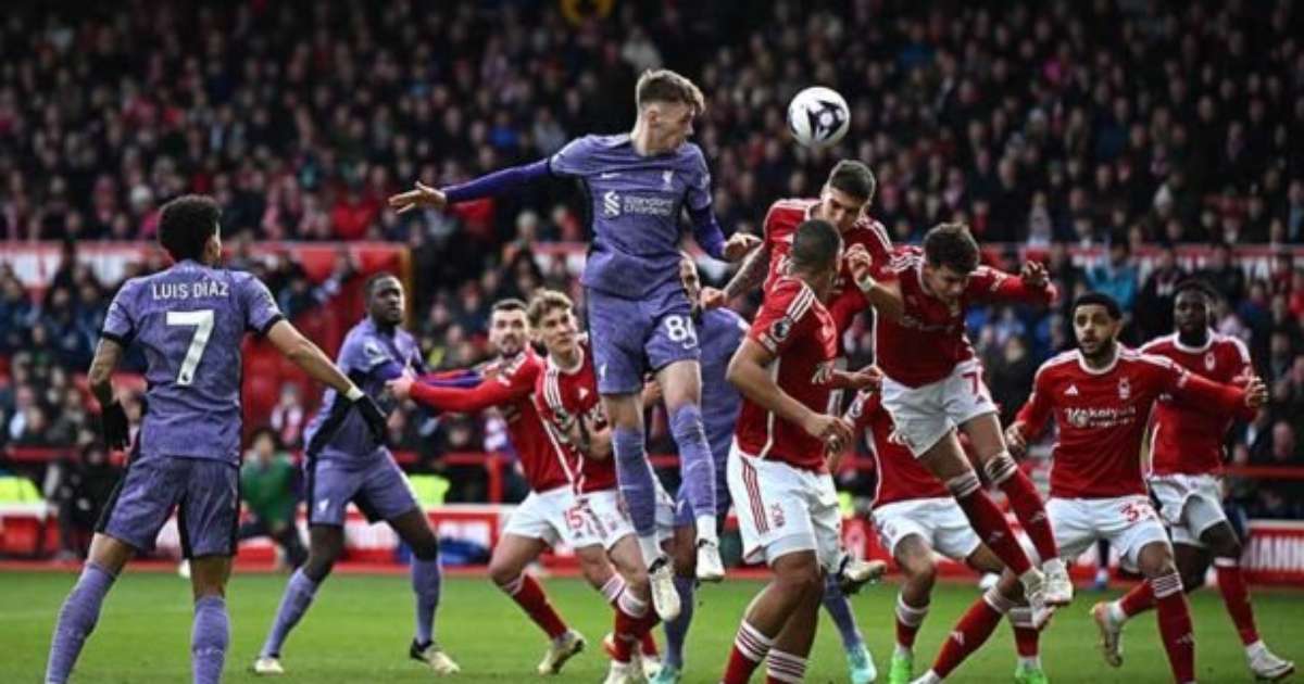 Liverpool vence Nottingham no último lance e segue na liderança