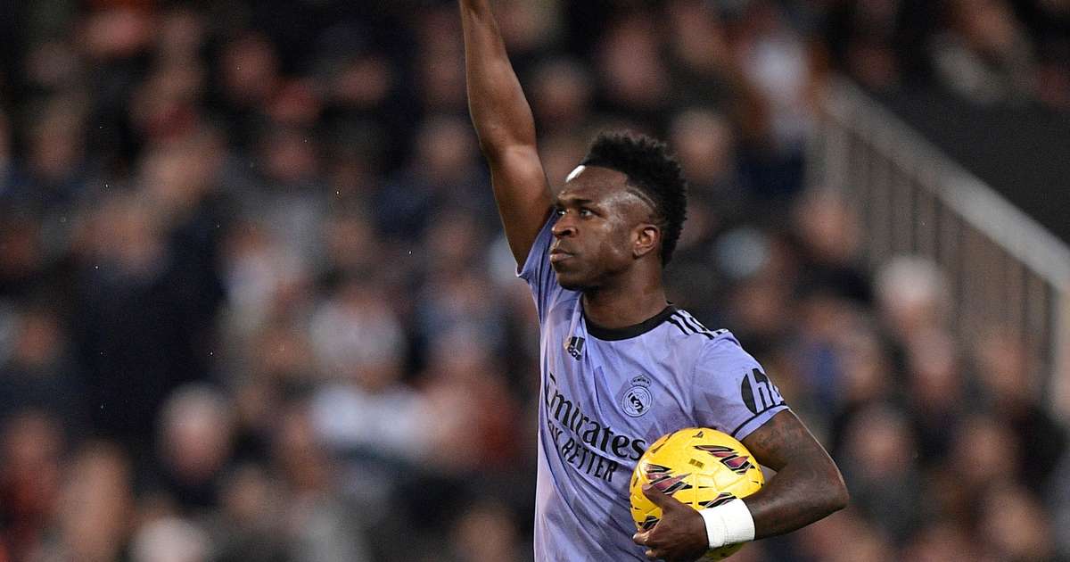 Vini Jr. faz 2 gols na volta ao estádio em que foi vítima de racismo e ...