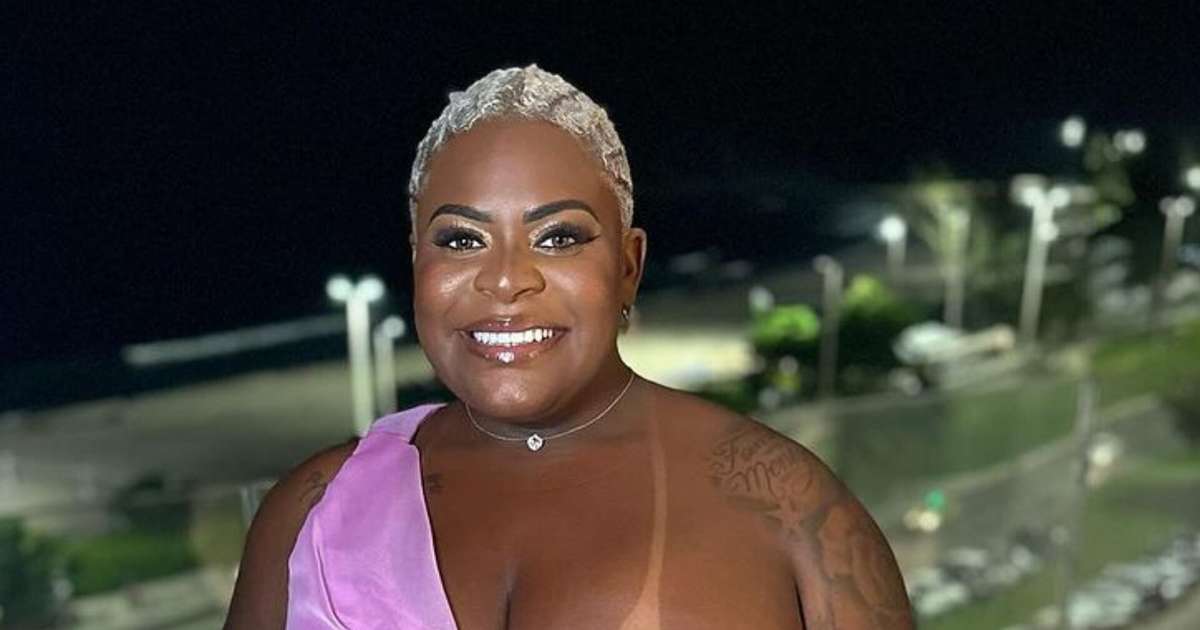 Jojo Todynho rouba a cena na praia ao surgir de maiô branco ousado