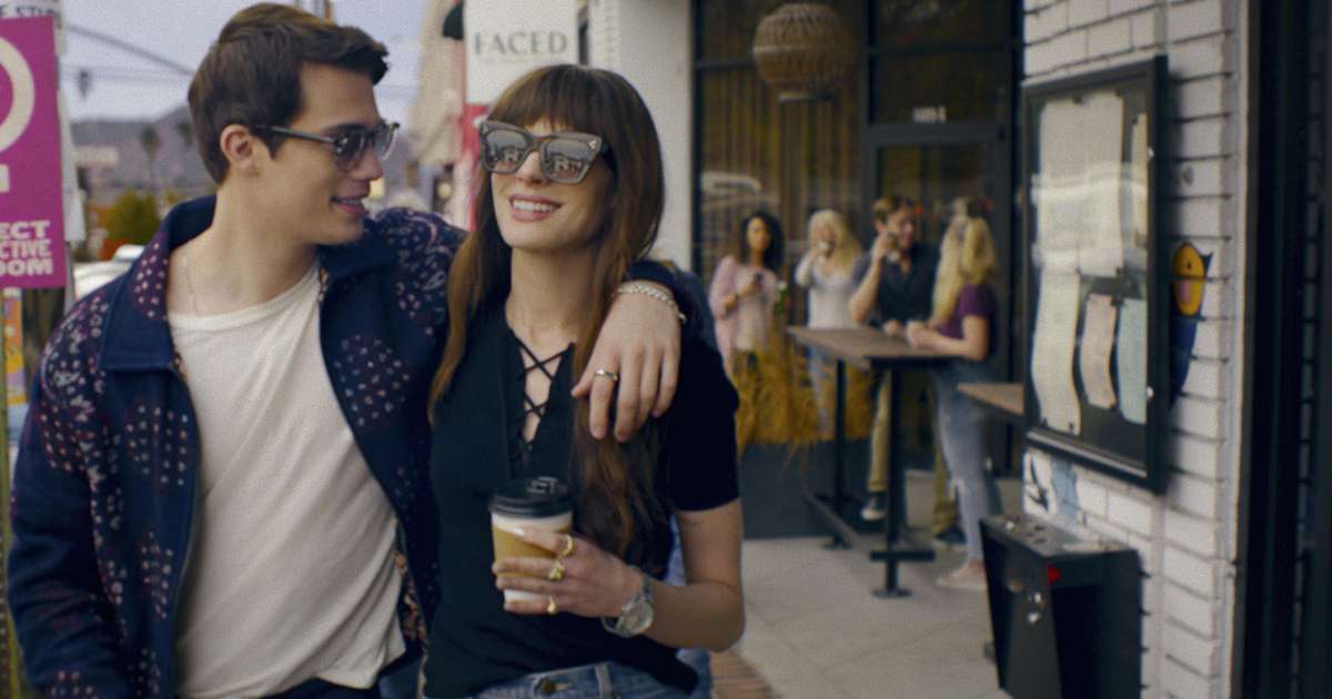 Anne Hathaway vit une romance avec une star adolescente dans un film inspiré d'une fanfiction ...