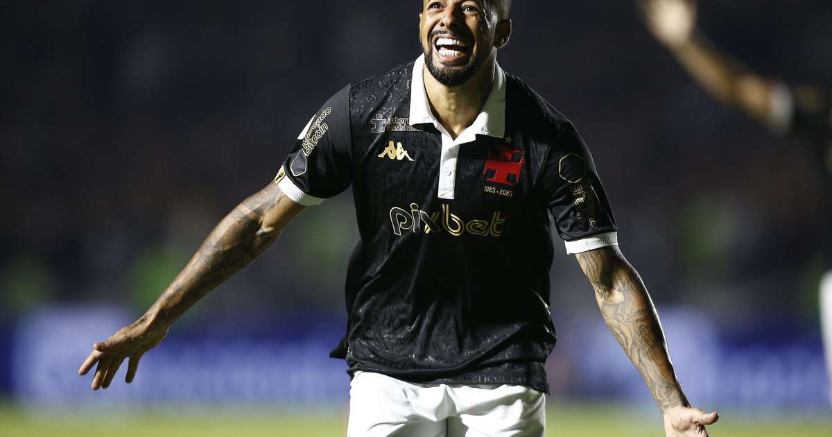 Paulinho comemora classificação do Vasco na Copa do Brasil