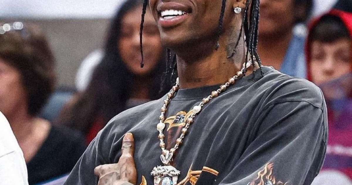 Travis Scott aparece em jogo da NBA com óculos feito em colaboração com ...