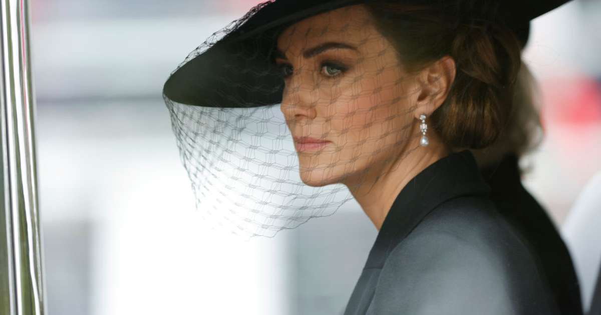 Kate Middleton está triste após foto gerar teorias da conspiração, diz ...