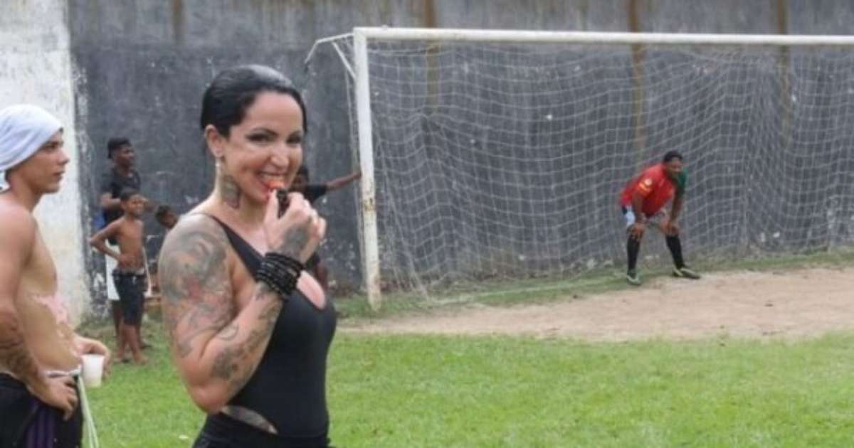 Atriz larga filmes adultos pelo sonho de se tornar árbitra de futebol