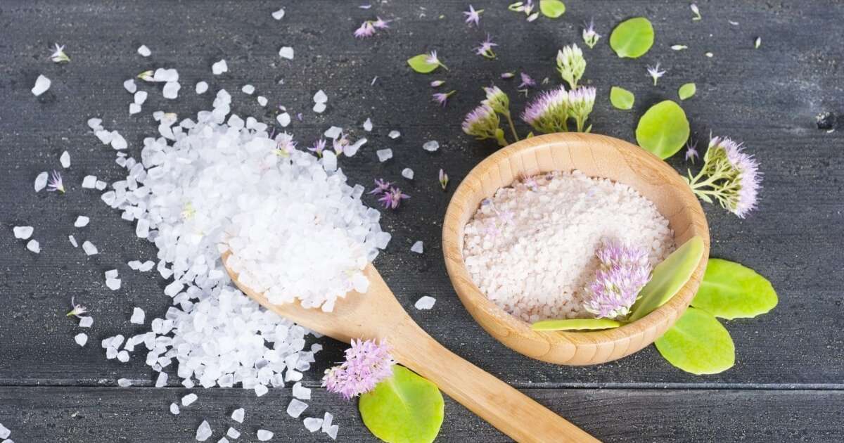 Veja como usar o sal grosso no banho de limpeza espiritual