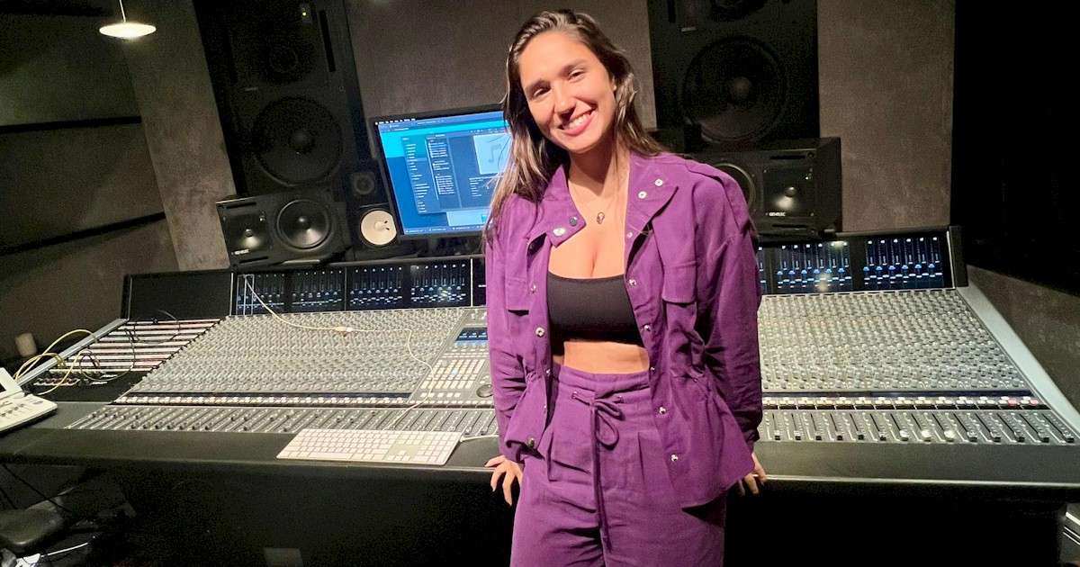 Carol Lemke assina com selo de filha de Rick Bonadio e anuncia single