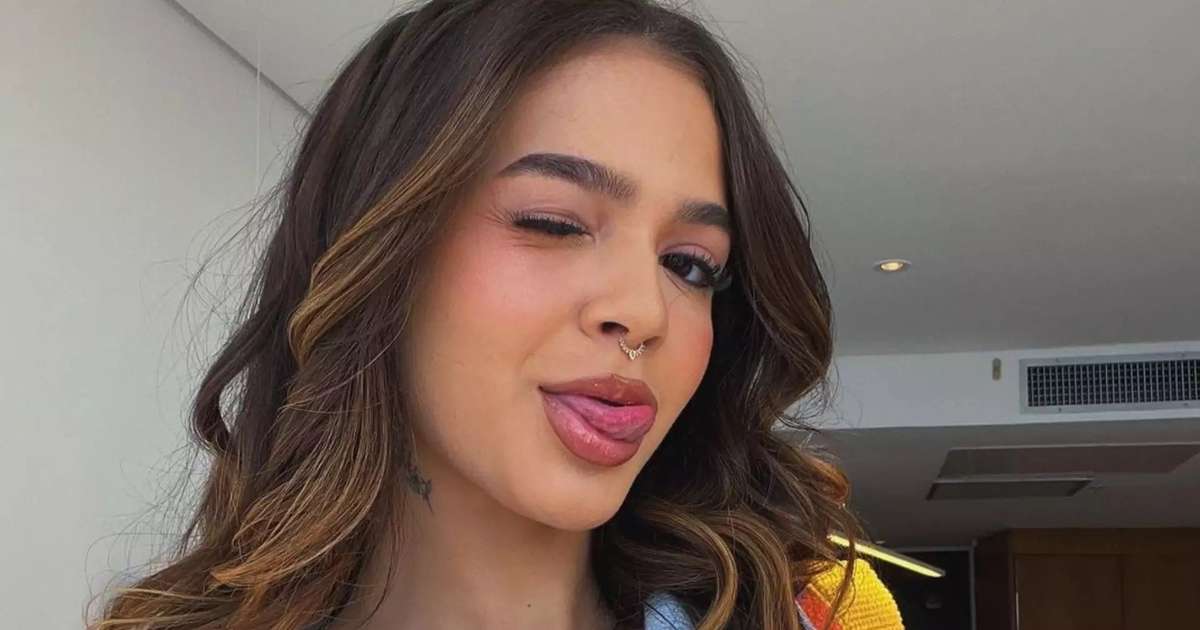 Mel Maia posa apaixonada com novo namorado no Rio de Janeiro