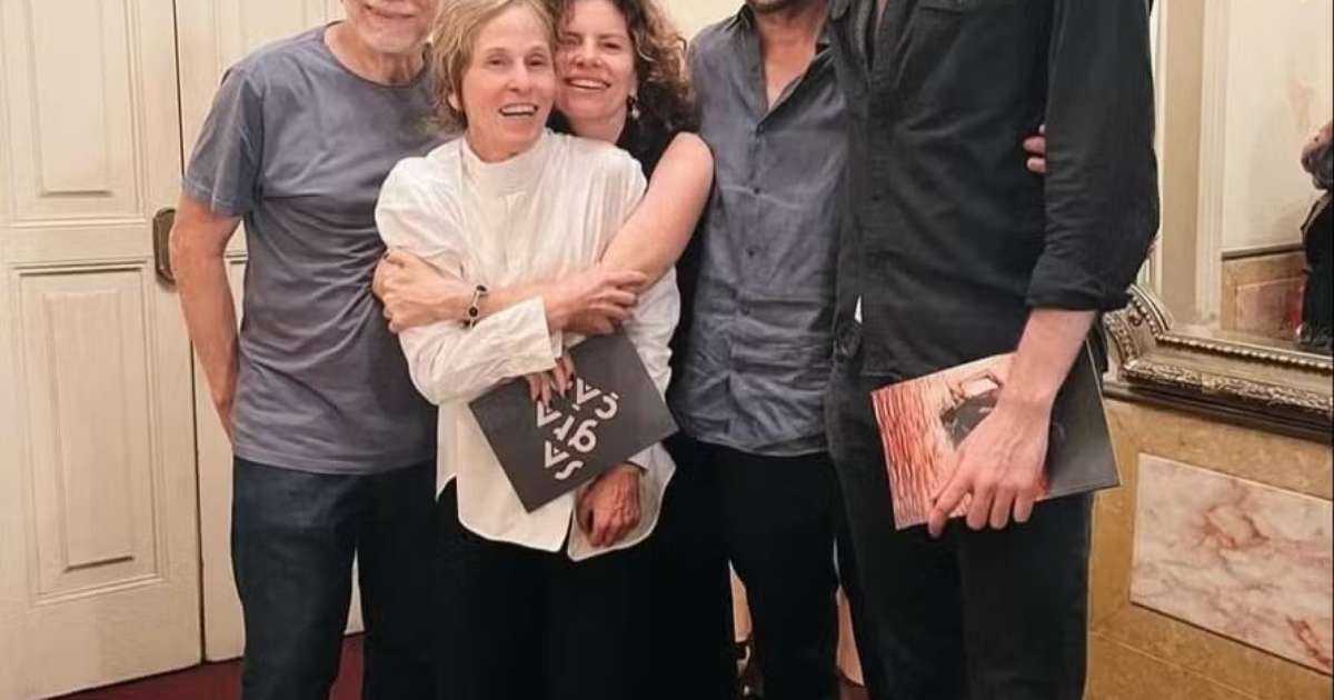 Filho de Debora Bloch surpreende pelo seu tamanho ao lado da mãe e do avô