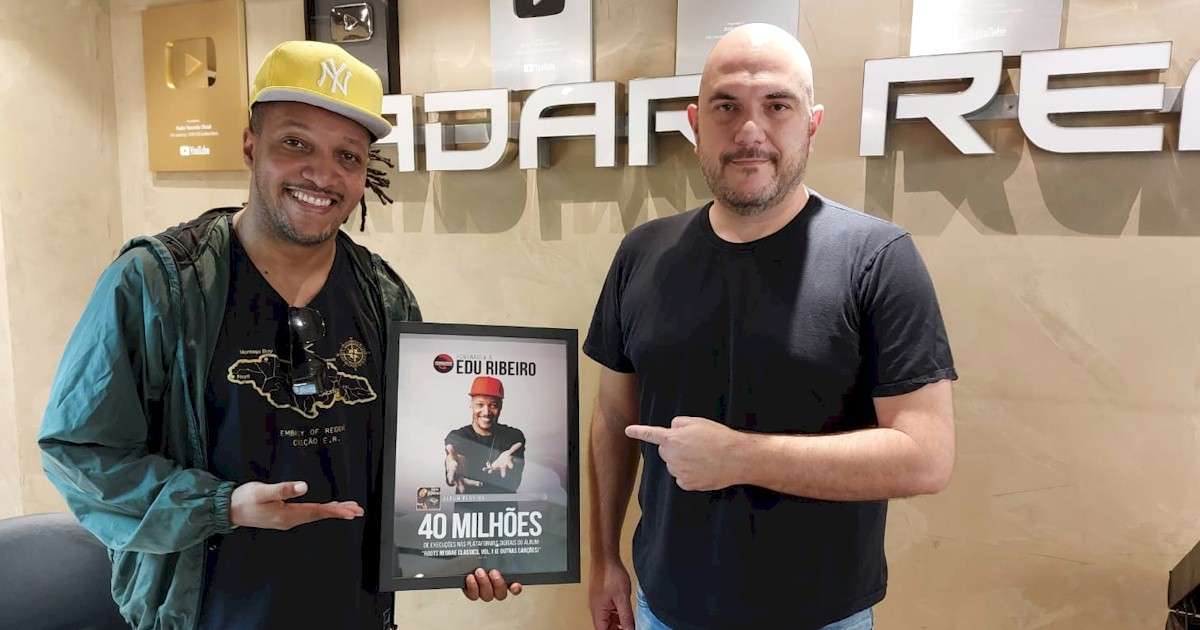 Edu Ribeiro recebe placa comemorativa da Radar Records