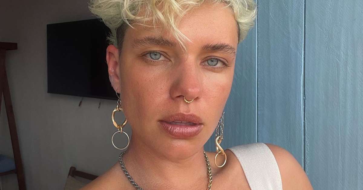 Bruna Linzmeyer dispensa depilação ao curtir praia no Rio de Janeiro