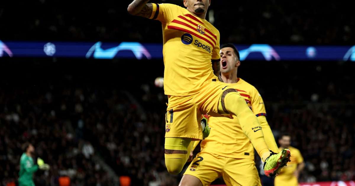 Raphinha marca duas vezes, e Barcelona vence o PSG de virada