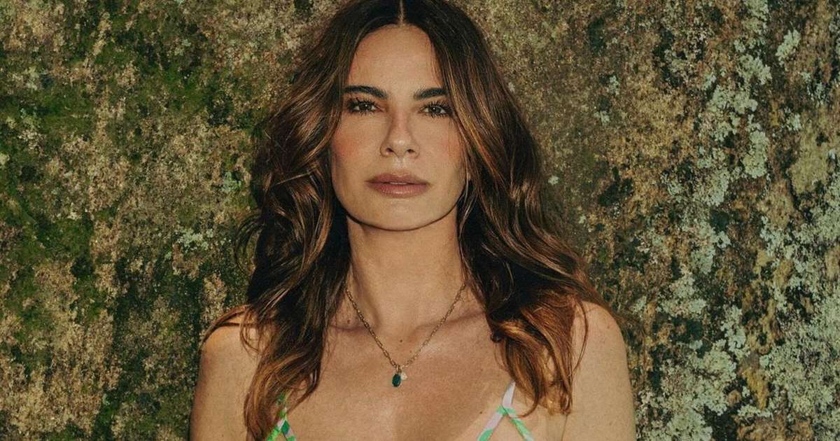 Luciana Gimenez impressiona ao usar biquíni transparente em dia de sol