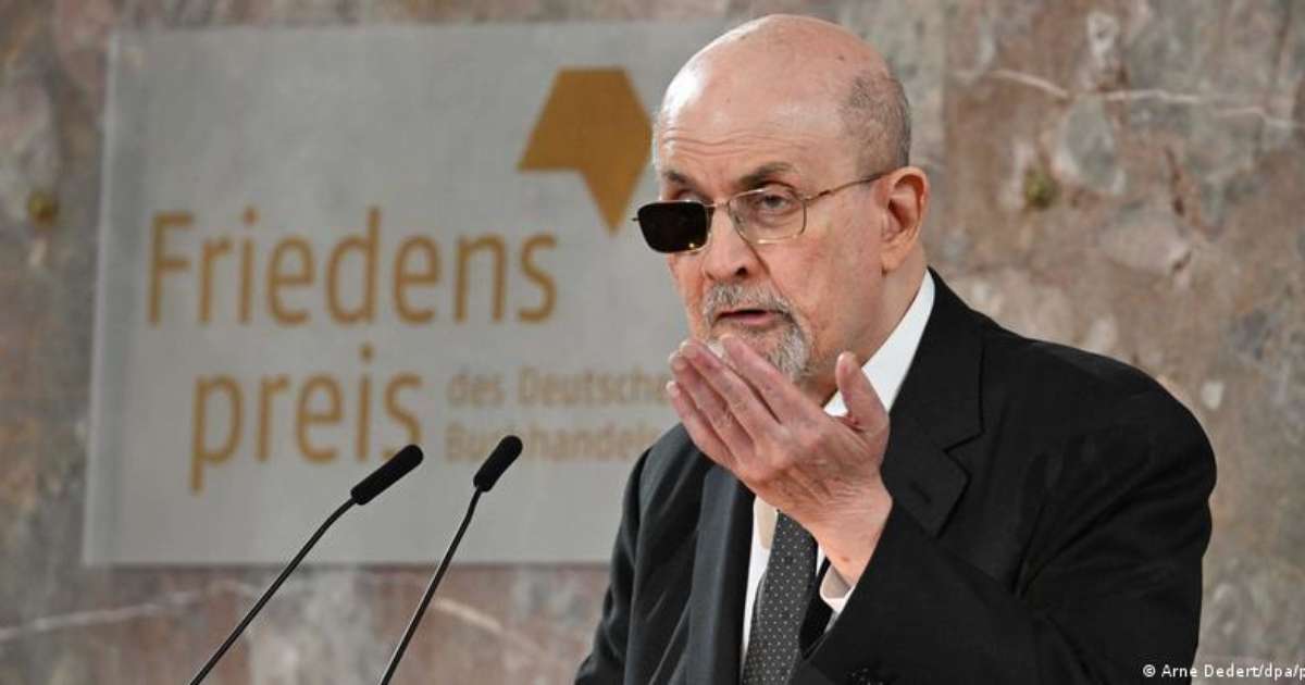 Em novo livro, Salman Rushdie reflete sobre o atentado que sofreu