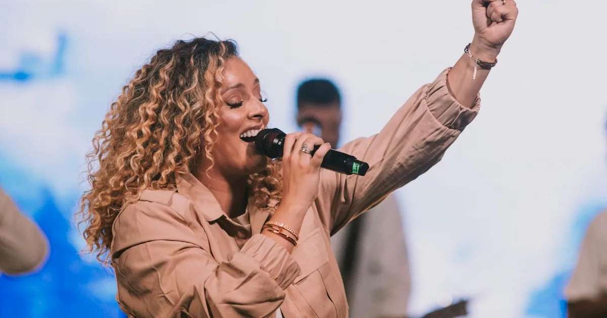 Gabi Sampaio reúne multidão no inédito single 'Unção pelo Ar'