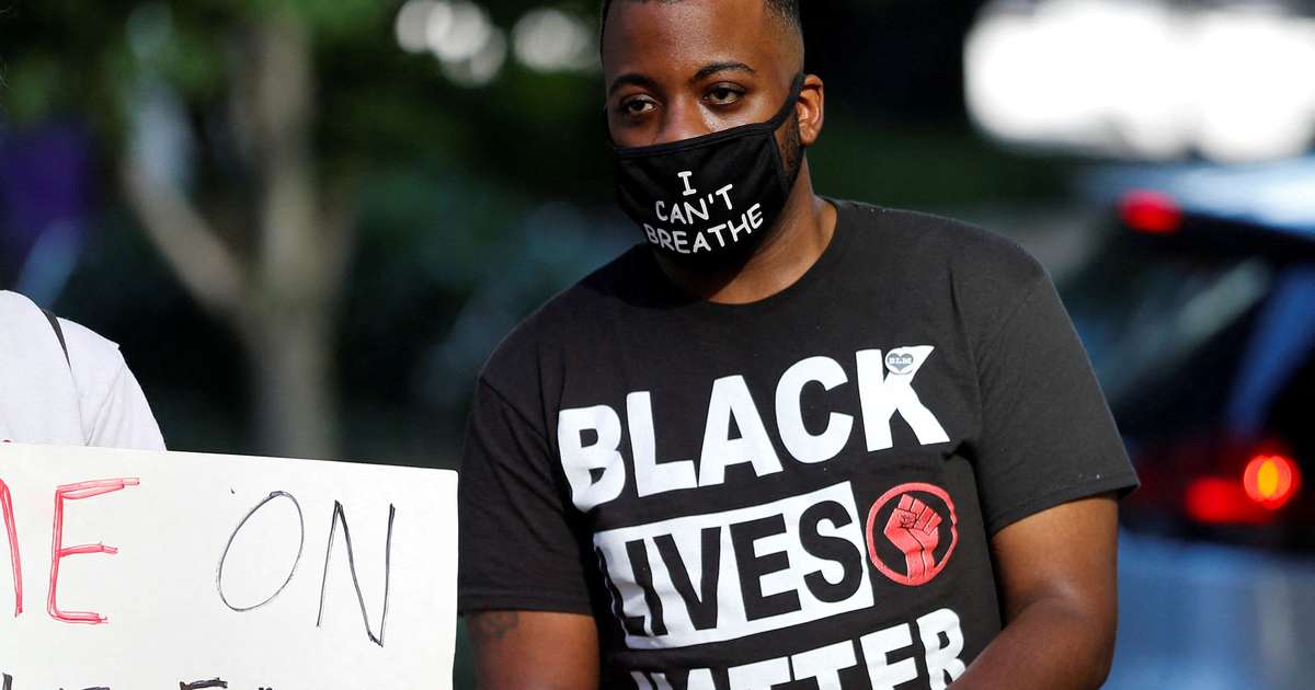 Tribunal retoma processo de trabalhadora do Whole Foods sobre uso de máscara do "Black Lives Matter"