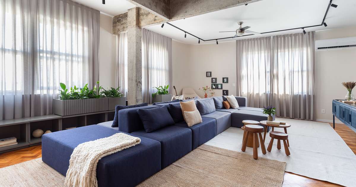 Apê de 192 m² mescla estilos industrial e brutalista com pitadas de cor