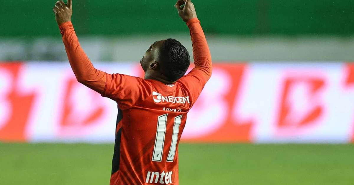 Nikão celebra gol em retorno ao Athletico e agradece Petraglia ...