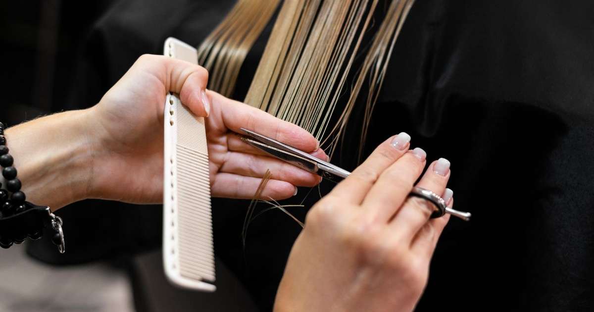 Cortar as pontas faz o cabelo crescer? Especialistas revelam