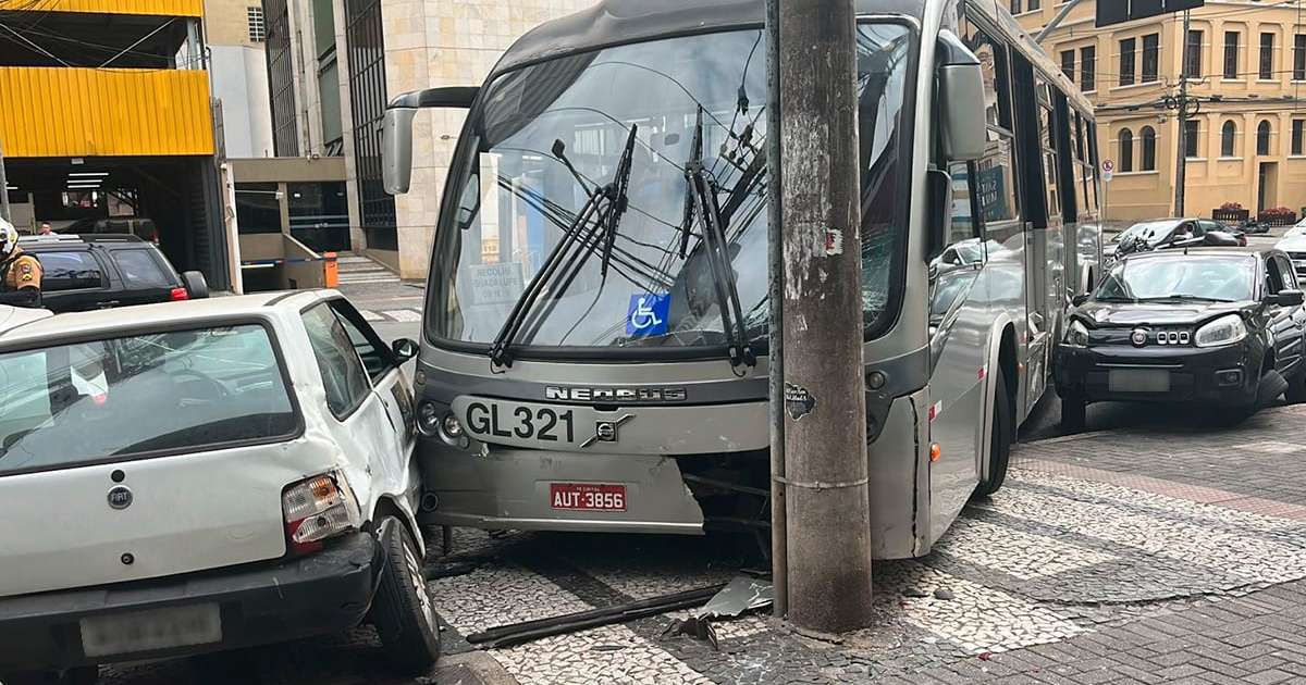 Motorista de ligeirinho sofre mal súbito, atinge veículos estacionados e bate contra poste no ...