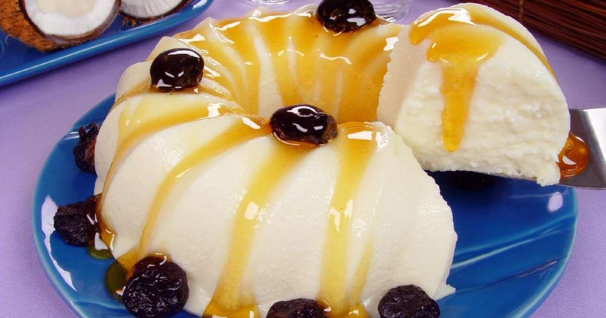 Manjar tradicional de coco com calda de ameixa para completar