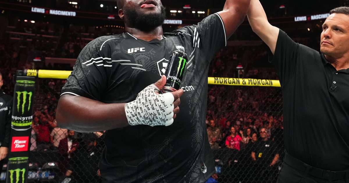 Derrick Lewis revela motivo por ato inusitado após vencer no UFC St. Louis