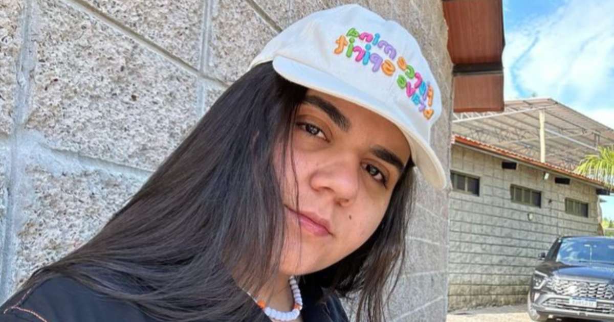 Cantora sertaneja famosa assume namoro com influenciadora; Veja o casal!