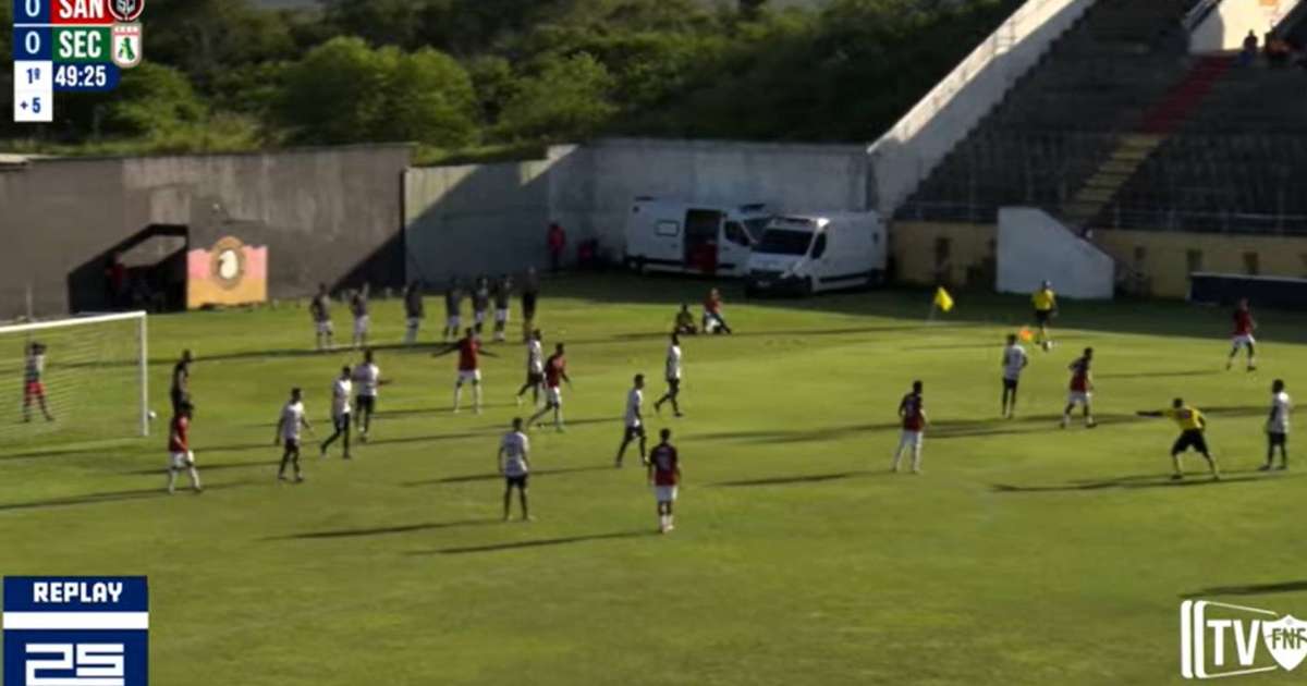 Árbitro marca pênalti bizarro em jogo da Série D; veja o lance