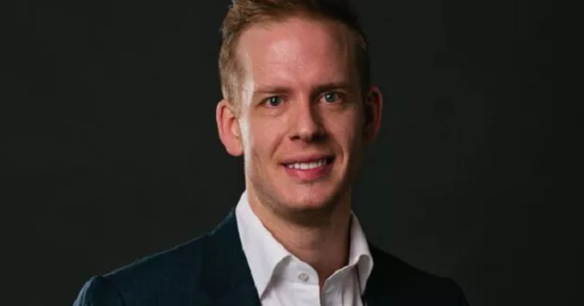 Justiça penhora 40% do salário de antigo CEO da Starbucks no Brasil por ...