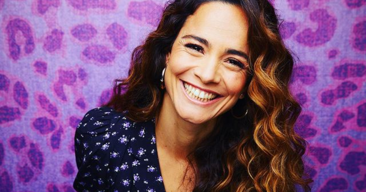 Alice Braga posta primeira foto com a nova namorada