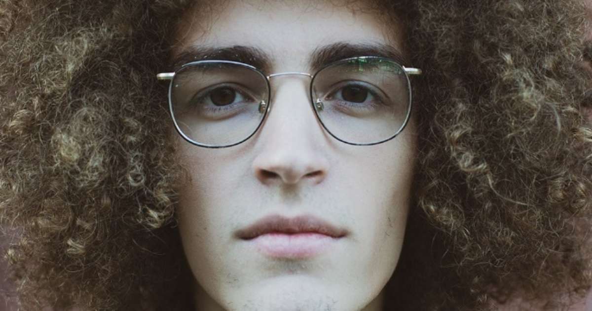 Chico Bernardes está com single e clipe novo, “Motivos”