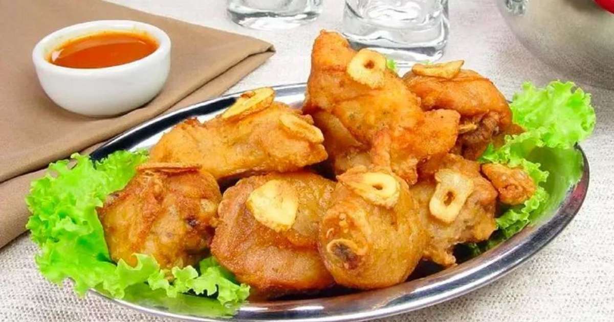 Porção de frango à passarinho suculenta igualzinha a de boteco