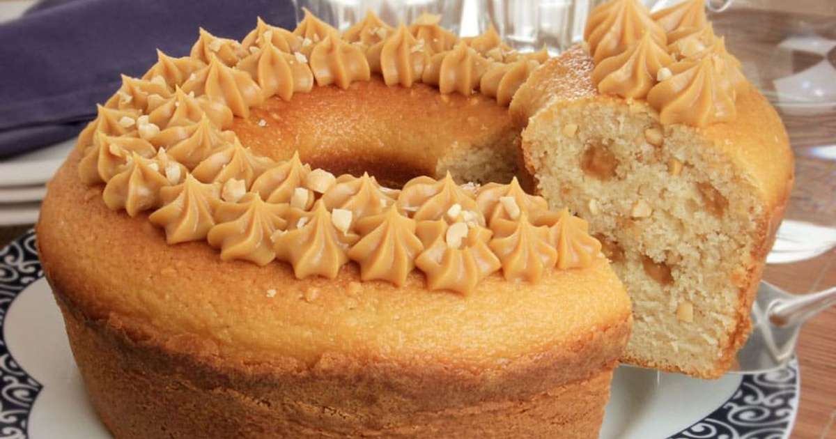 Bolo de doce de leite com amendoim lindo, prático e delicioso