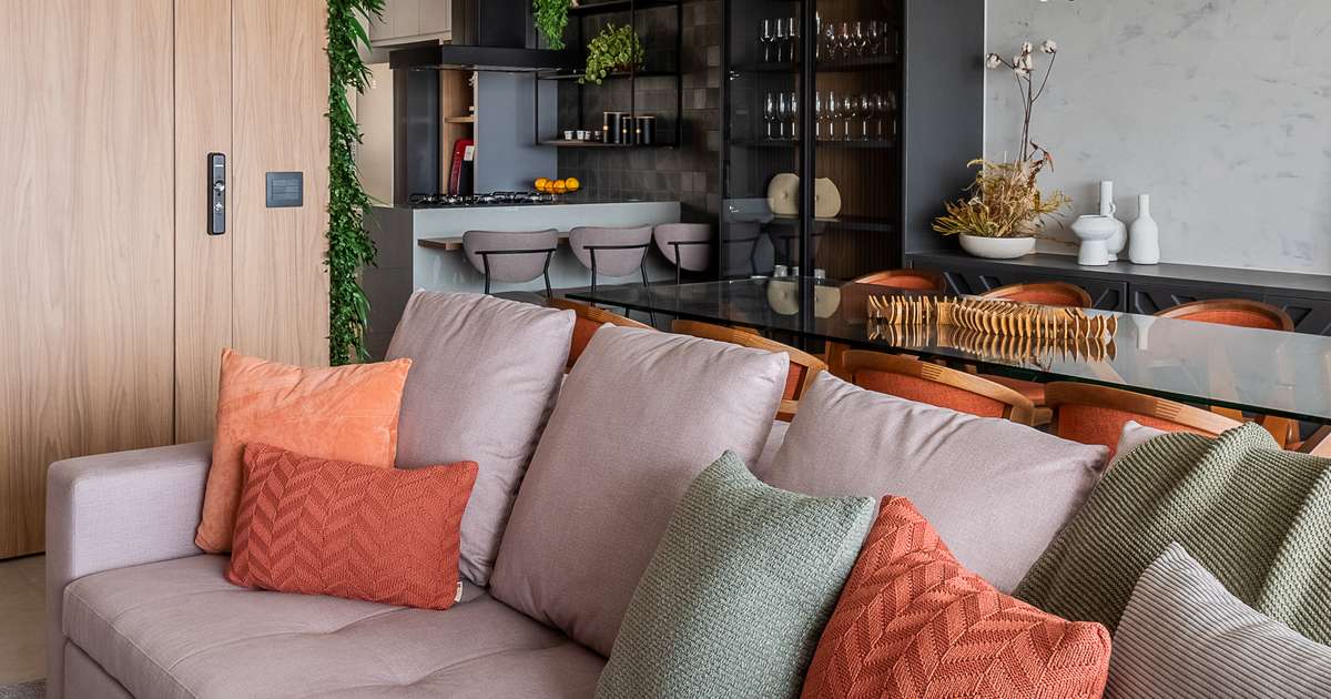 Apê tem soluções criativas em varanda gourmet e cozinha americana