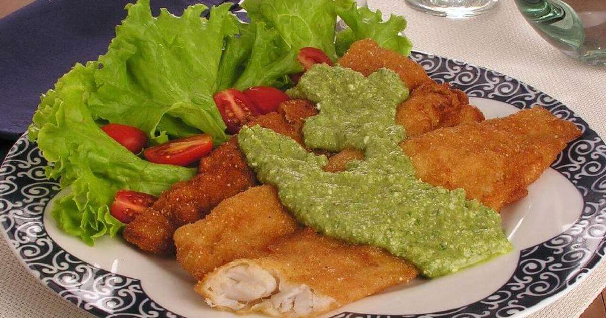 Peixe crocante ao molho pesto simples que fica muito saboroso