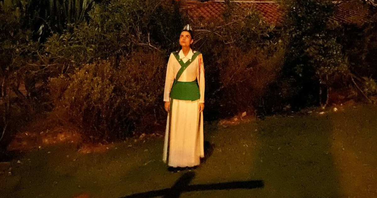 Atriz Maria Casadevall participa de ritual religioso com a namorada ...