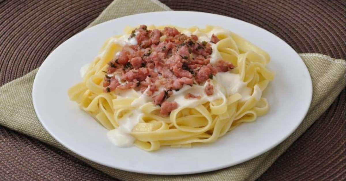 Talharim com molho branco cremoso e linguiça: fica pronto em instantes