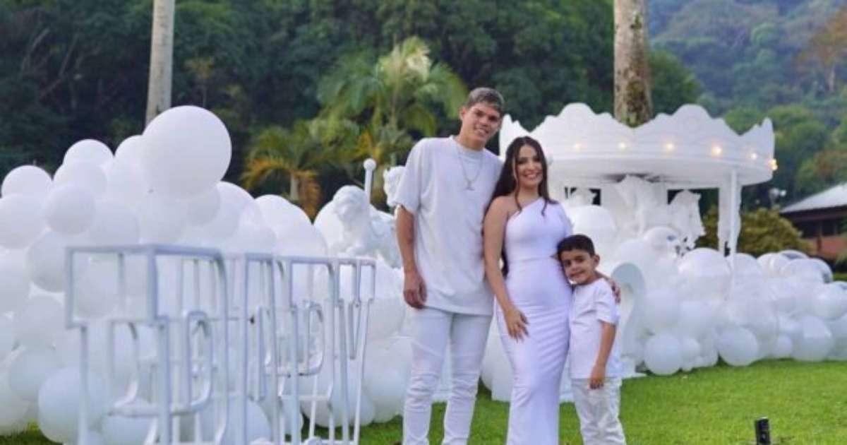 Ayrton Lucas, do Flamengo, faz chá revelação do segundo filho; veja imagens