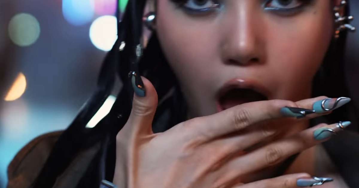 Novo clipe de Lisa, do BLACKPINK, atinge 1 milhão de views em meia hora