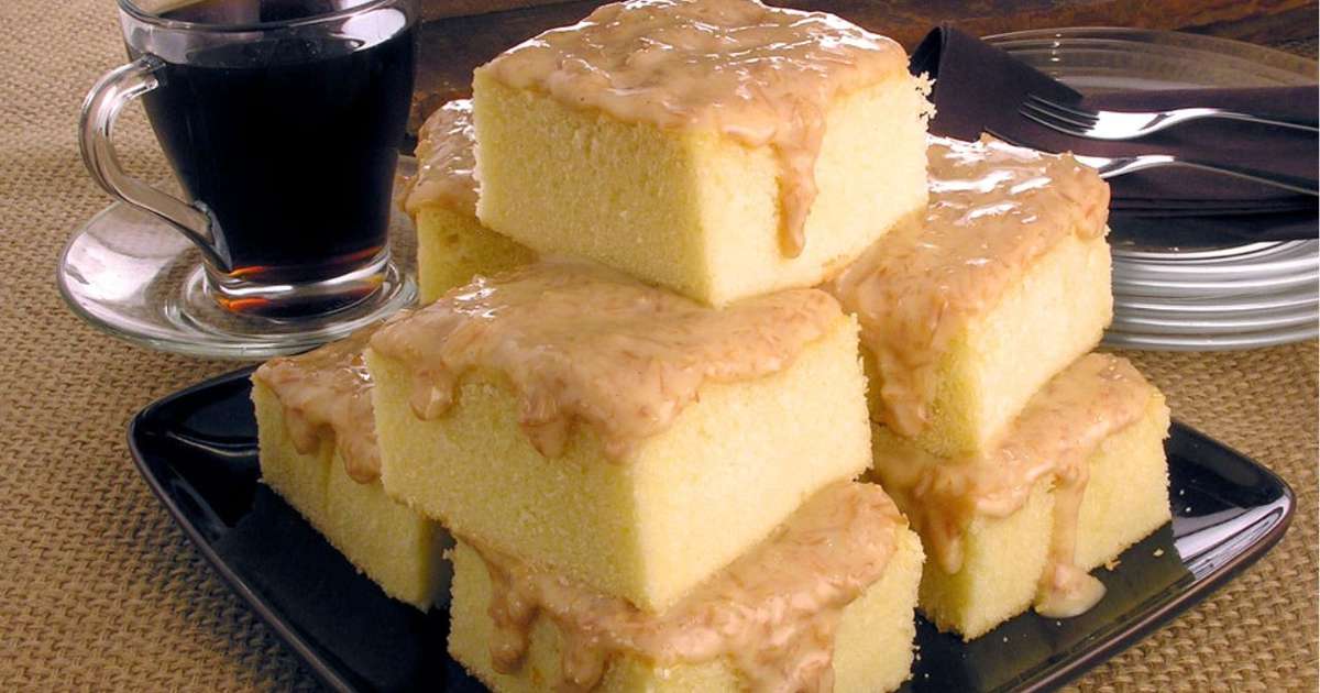Bolo fofinho de cocada queimada com cobertura perfeito para o café da tarde