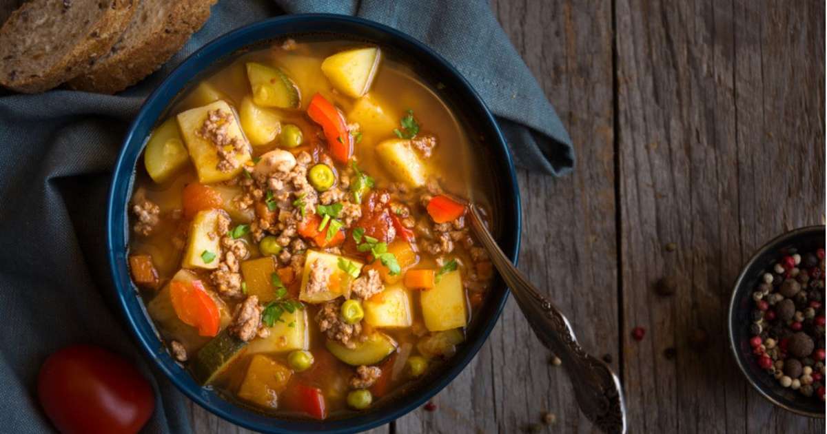 Sopa caseira simples: aprenda a receita com macarrão, legumes e carne moída