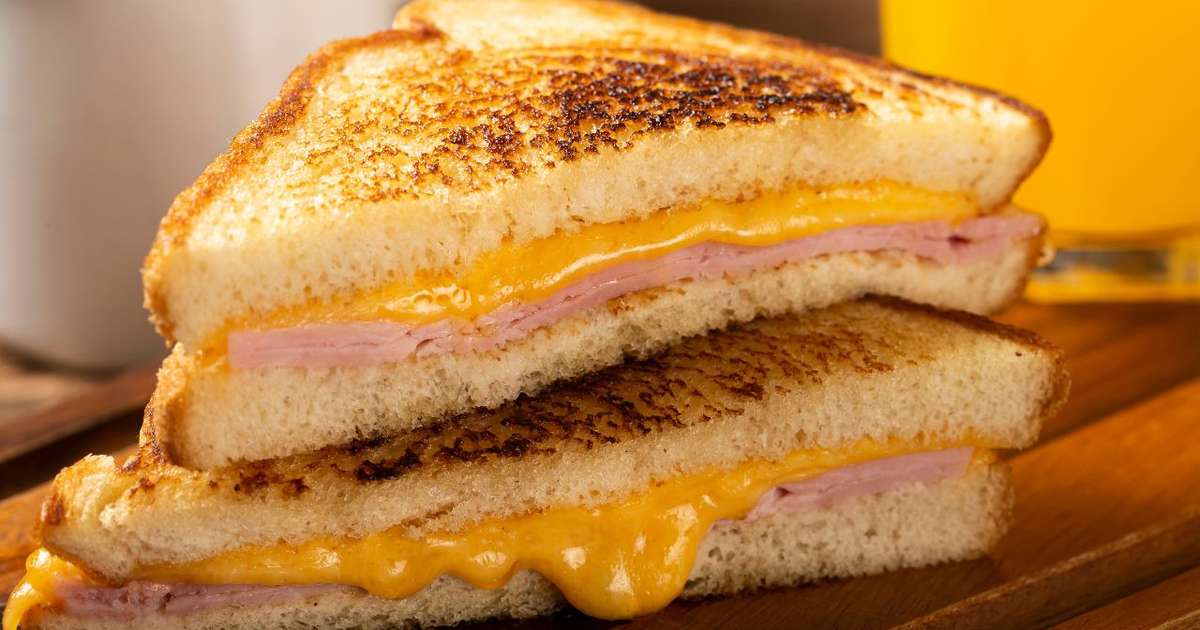 Misto quente gratinado: receita prática para um lanche completo