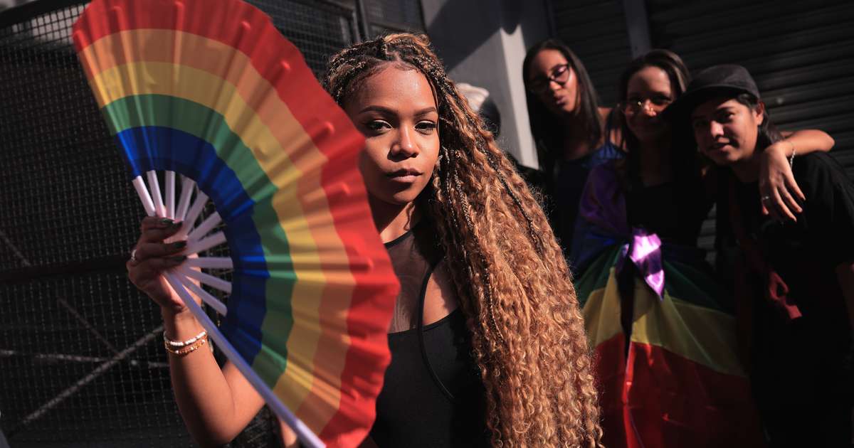 Como o leque virou acessório símbolo da comunidade LGBTQIA+