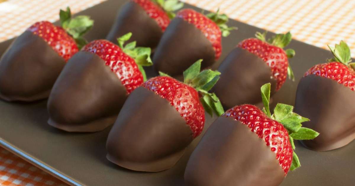 Saiba como fazer morangos com cobertura de chocolate simples