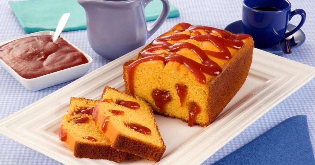 Bolo de fubá com cobertura cremosa de goiabada para o café da tarde