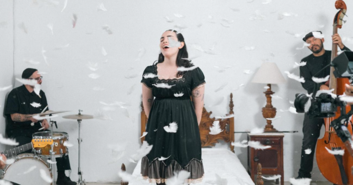 A jovem cantora Luna estreia com single e clipe