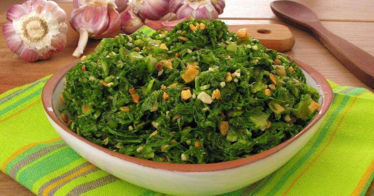 Couve refogada: veja como fazer o acompanhamento simples para o almoço