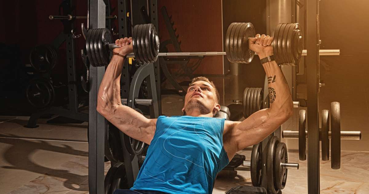 Supino inclinado: 4 formas de fazer o exercício