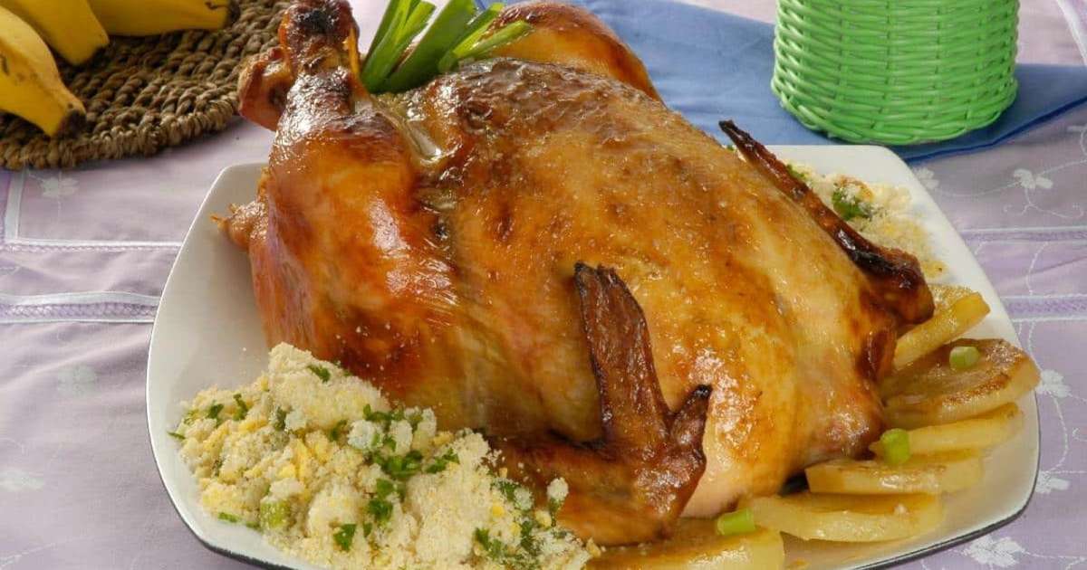 Frango assado com farofa: receita infalível para um bom almoço