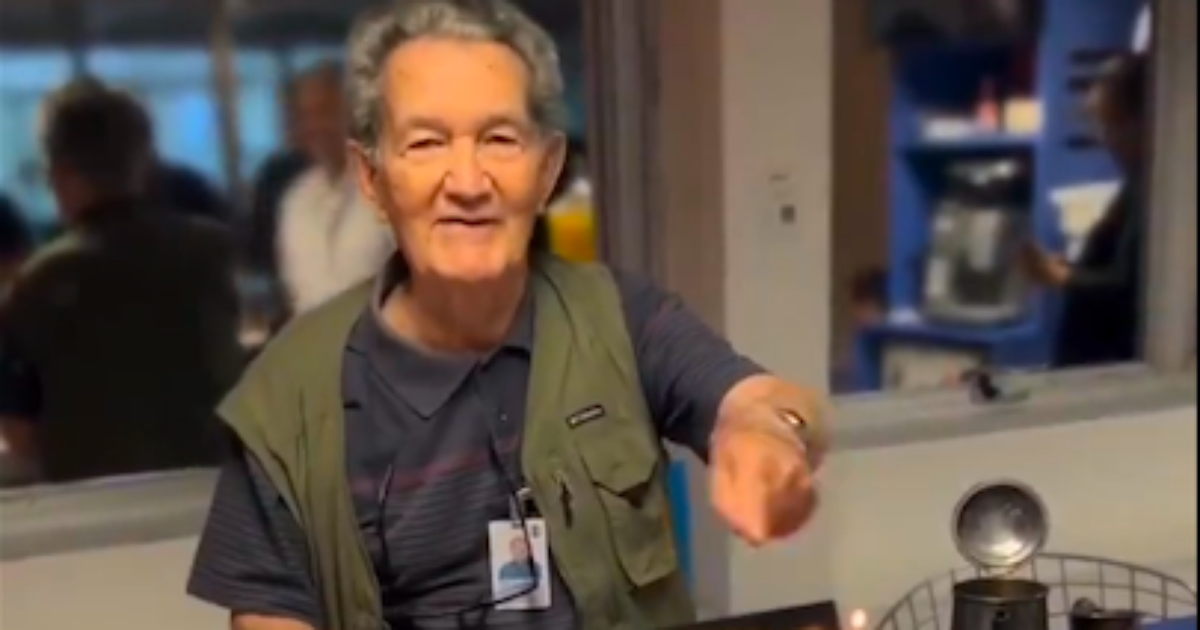 Léo Batista faz 92 anos e ganha festa surpresa de aniversário